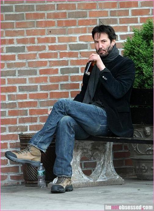 KEANEWS: May 11 2010 Keanu Reeves Drinks Coffee in NY